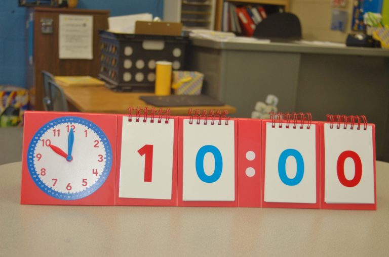 Educational Insights' Telling Time Modular Flip Chart