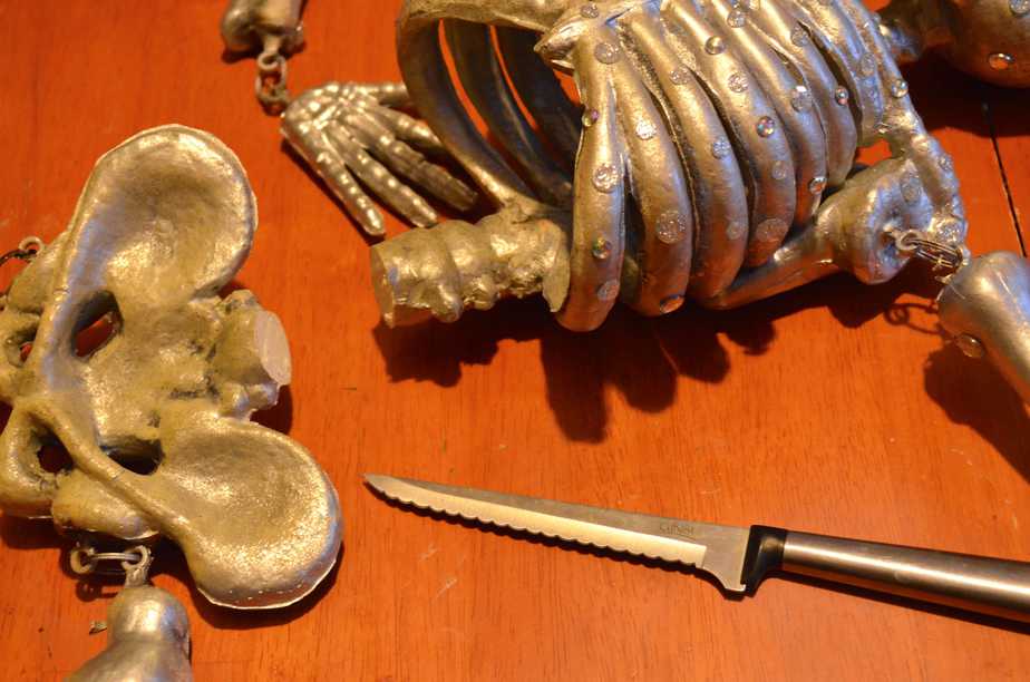 How to Make a Halloween Skeleton Frame Wall Decor Tutorial