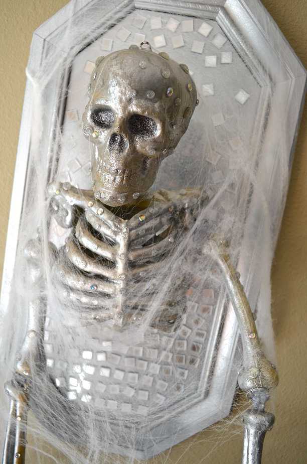 How to Make a Halloween Skeleton Frame Wall Decor Tutorial